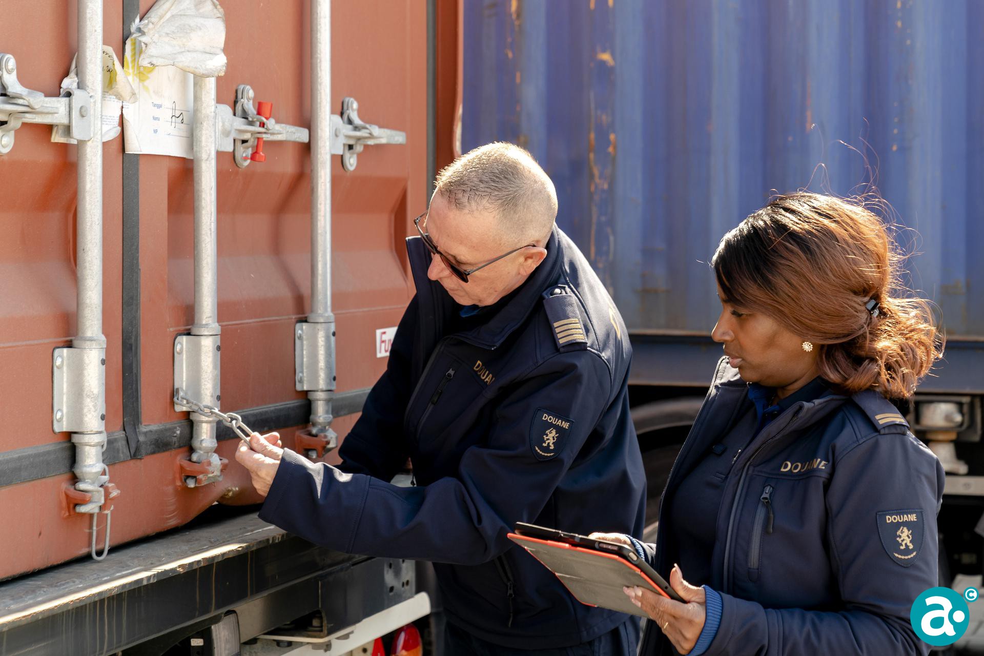 Douaniers in Limburg werken in nieuw uniform